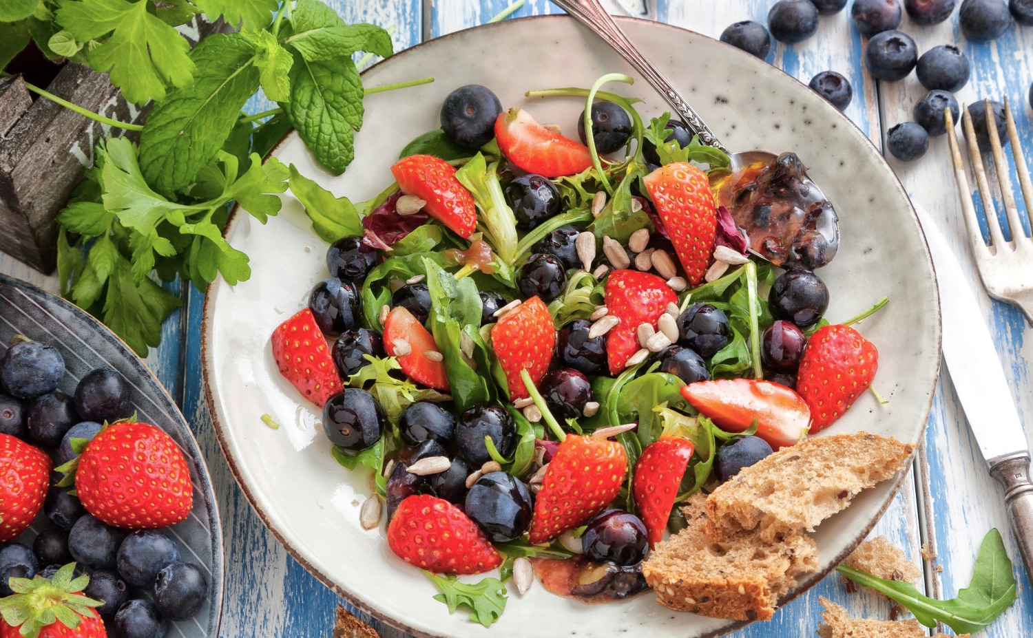 Salade de fraises, myrtilles et roquette